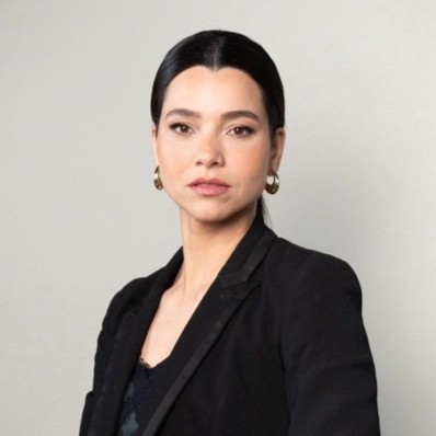 Isabela Valonni's Spotlight | Favikon